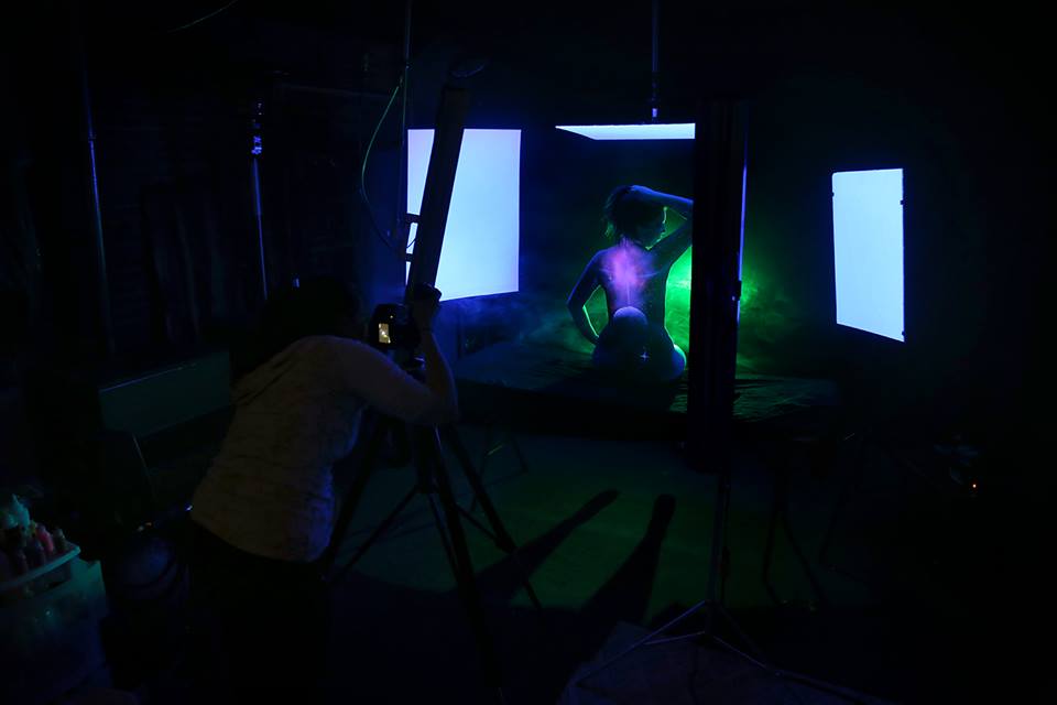 Фантастический флуоресцентный боди-арт на женских телах в виде ...